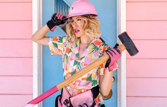 Juxtapoz Magazine - Dizzy Dwellings: Dani Dazey’s Modern Maximalism Juxtapoz Magazine - Dizzy Dwellings: Dani Dazey’s Modern Maximalism